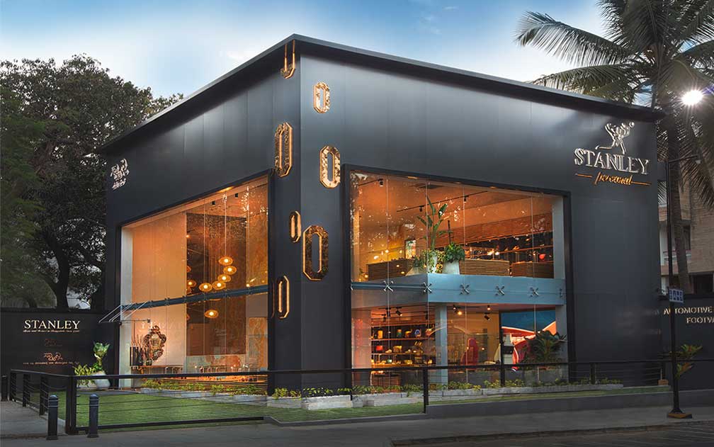 Our Retail Experience Centers: A Seamless Shopping Journey